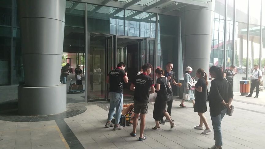创业不易,小伙几个人去做宣传,进口橙子免费送但还是被别人拒绝