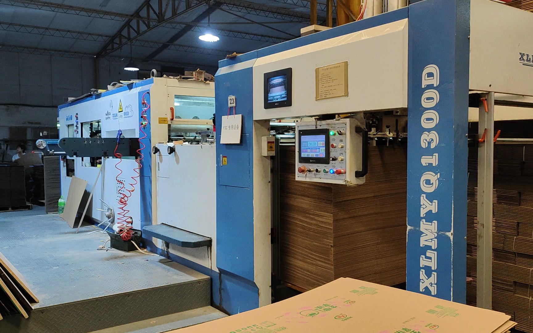 纸箱厂里这种设备很少见吧?平压平模切机!