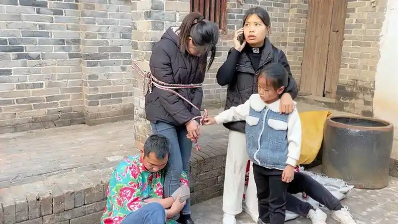 聪明伶俐的小孩帮助大人自救
