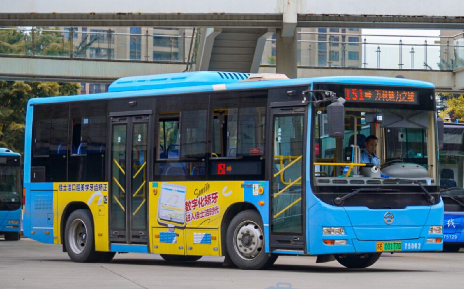 ...➡️万科魅力之城(周新路) POV&公交车门结构—曲柄滑块机构)