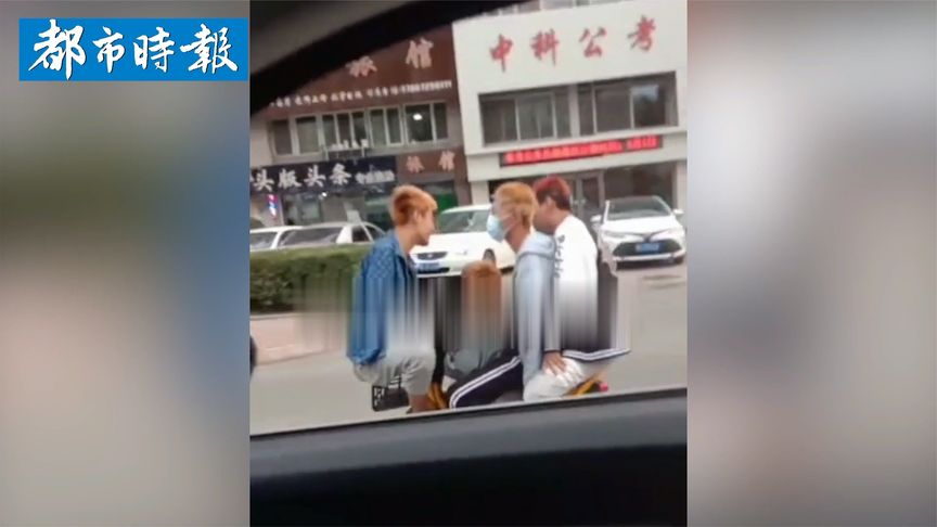 太危险了!4小伙共骑一辆共享电动车上路