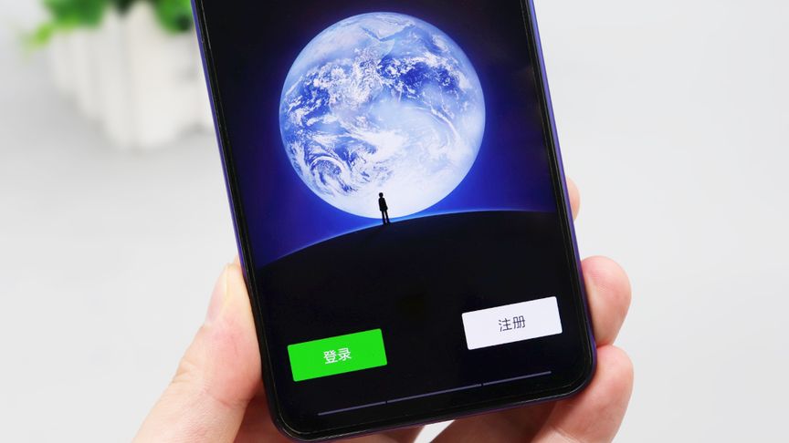 手机简单设置一下,只要有人看你微信,微信就会自动退出!