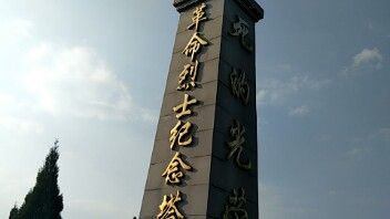 广西龙江河边上美丽小镇 革命烈士纪念塔 刻录70年前解放的故事