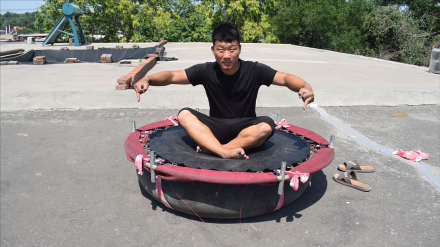 小雨自制的轮胎小船完成了,这种设计和固定,大家说还会沉底吗?