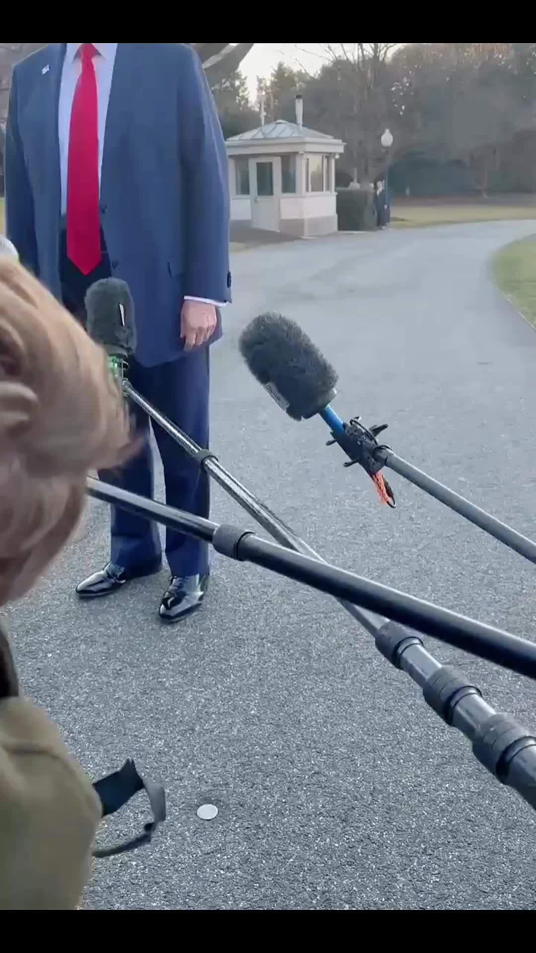 美国总统特朗普表示,在美国需要和平的时候,泽连斯基希望继续战斗。 ...