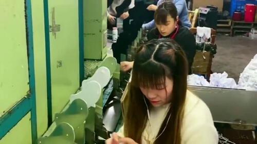 工厂里检查袜子的小姐姐,马上要跟不上质检还在看手机,被摄像头记录...