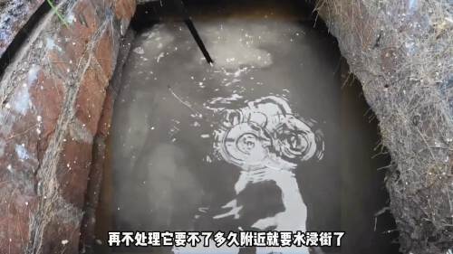 下水管道堵塞情况非常严重,已经影响生活,幸好管道工及时疏通