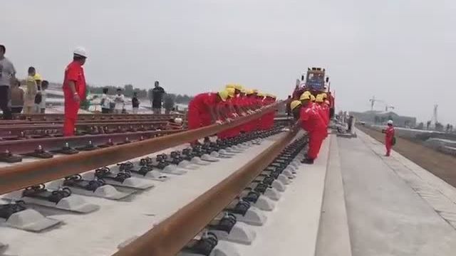 实拍建高铁使用铺轨机铺设500米长无缝钢轨