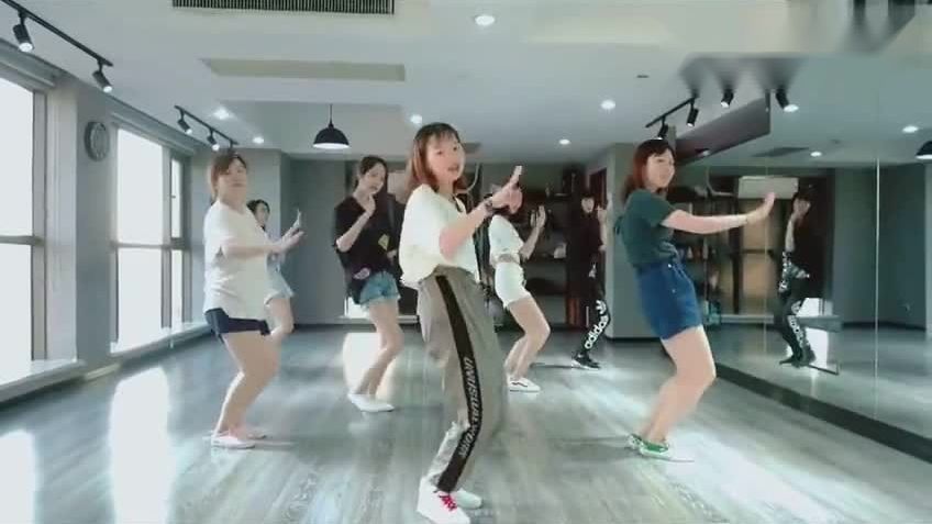 简单易学,适合零基础学生的《毒霸舞》,学会了校园艺术节用
