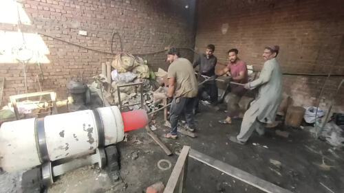 巴基斯坦最奇特的冶炼加工技术大炮形状的熔炉高速旋转的模具!