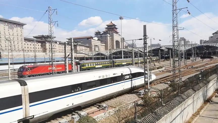 高铁动车组、绿皮火车,同时出站,你更喜欢哪一列?