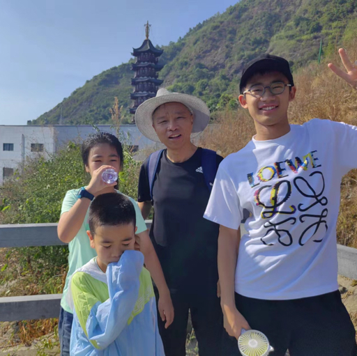 开朗的勒 