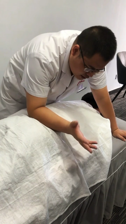 腰部的肘滚法该怎么用呢? "中医养生 "
