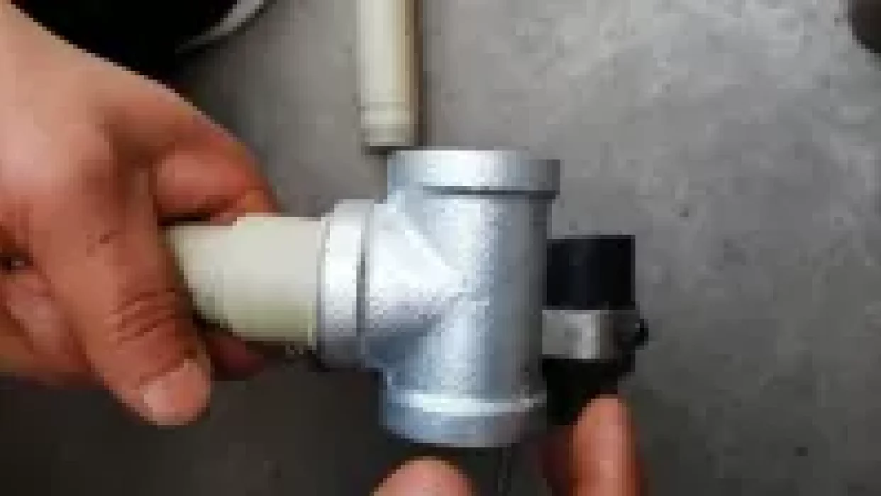 PPR水管如何连接铁三通,这个方法挺不错的,用于临时用水非常棒