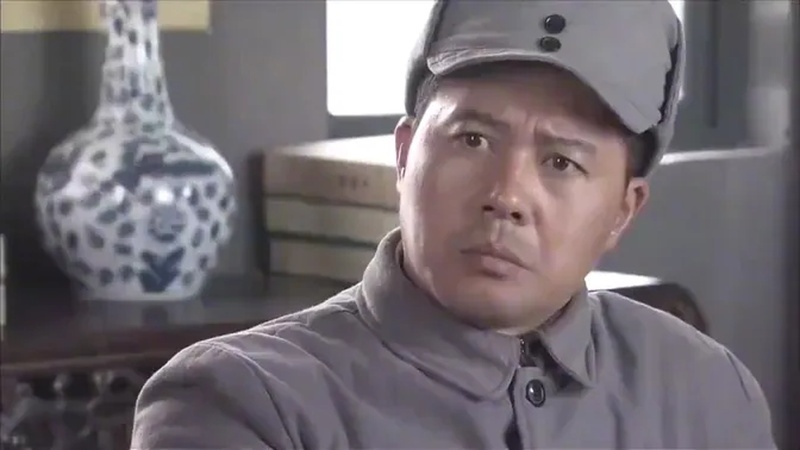 会议内容泄露,首长检查参谋长的公文包,果然有问题