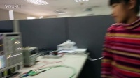 小朋友演示示波器眼图测试