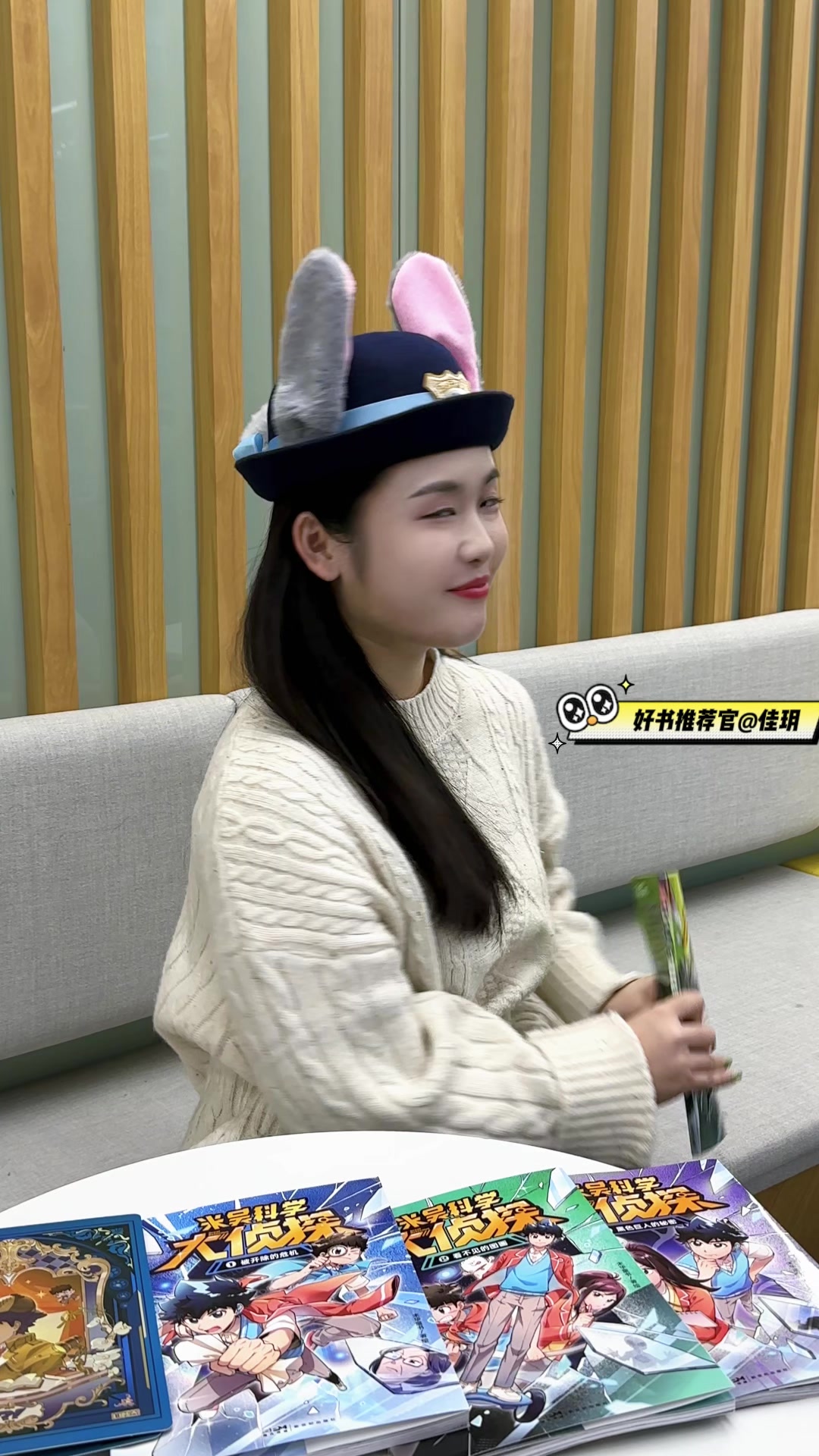 ...在紧张探案故事里融入痕迹分析、科学侦查、逻辑推理等知识,让孩子...