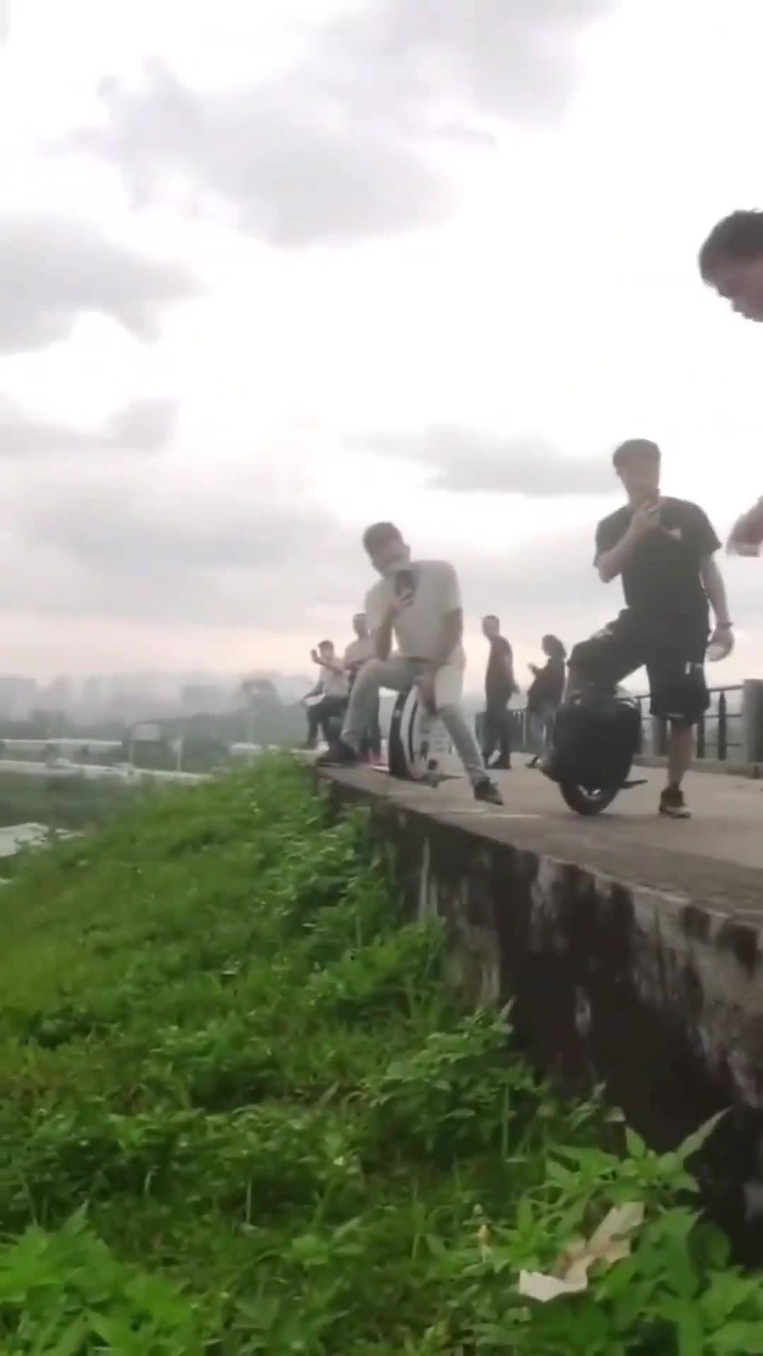 牛人骑平衡车下坡,看得我心惊胆战,小伙不走寻常路