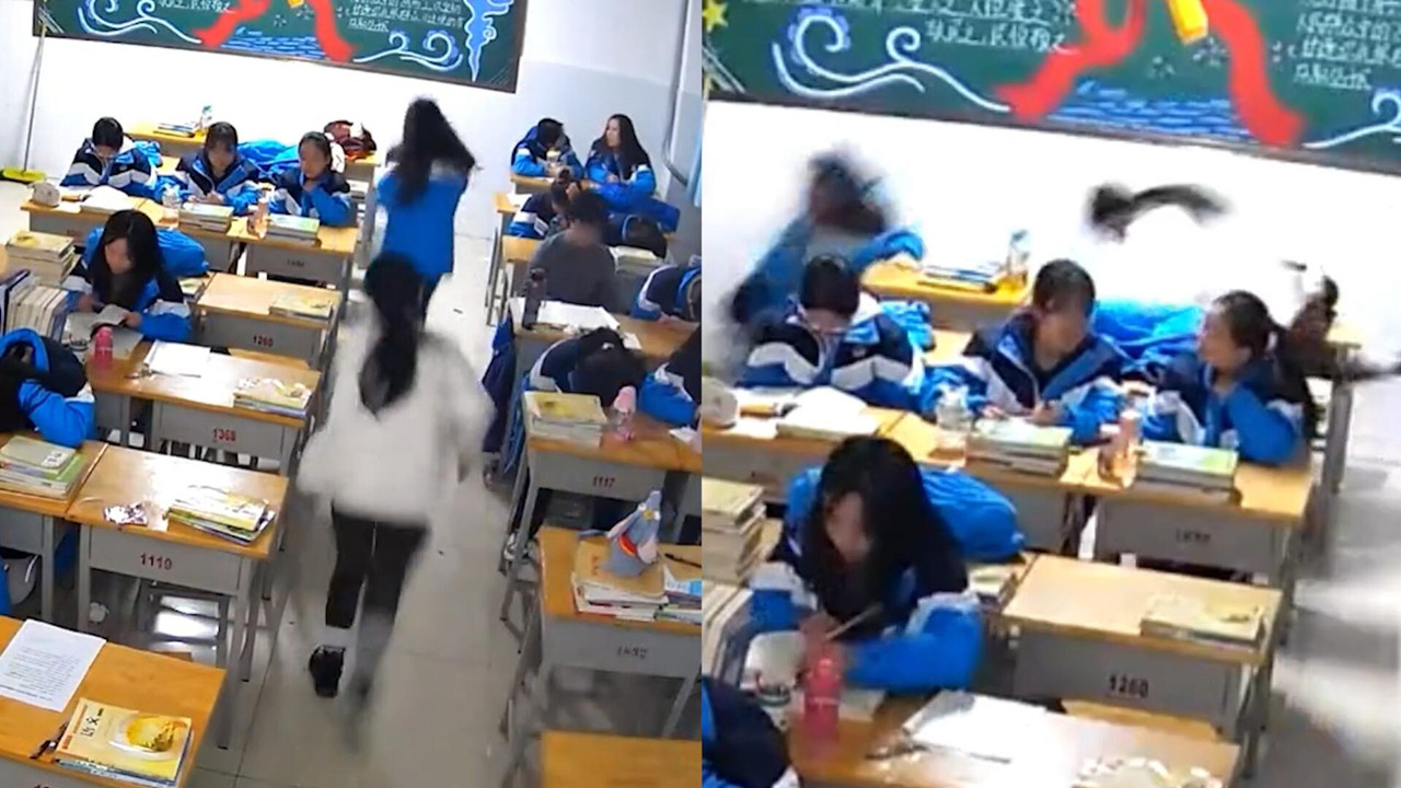 2名女生在教室内追逐打闹,结果不小心摔倒,2人的姿势令全班爆笑