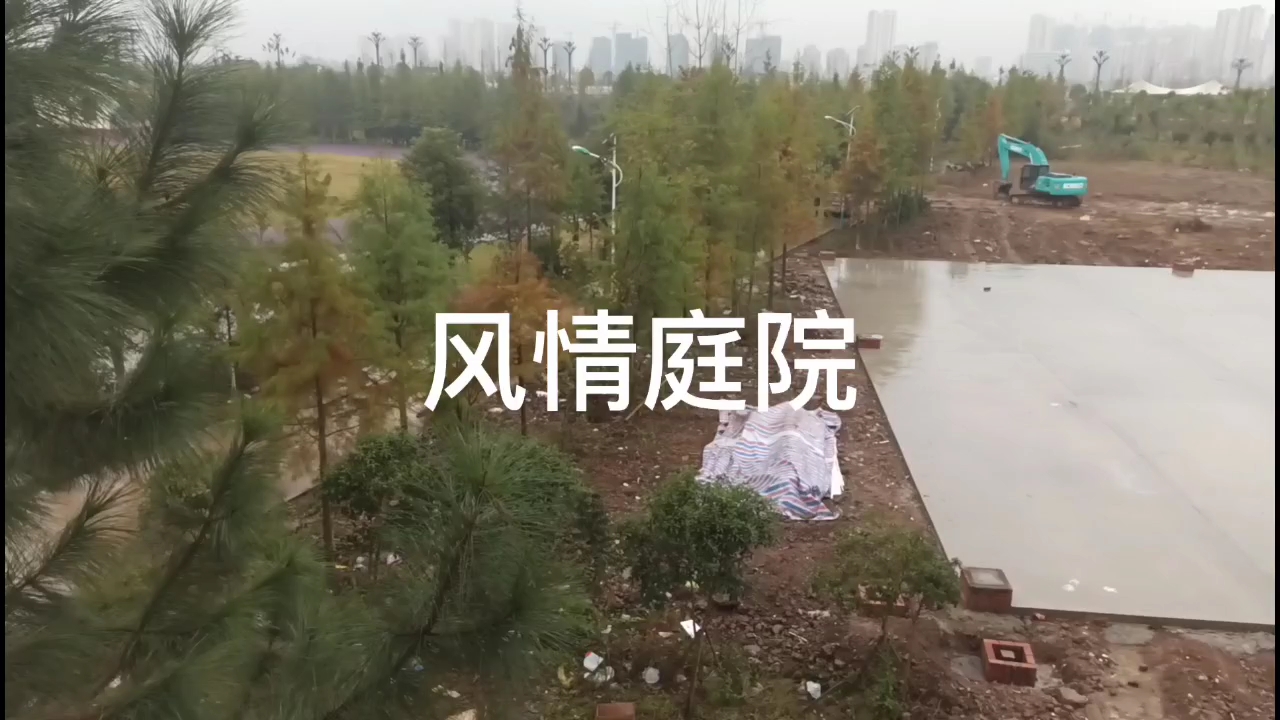 学校宿舍,配上“成功人士、巅峰住宅”的房地产广告语