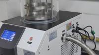 比朗小型实验室冻干机安装完成,配百里奚真空泵,多歧管外挂瓶,电除霜...
