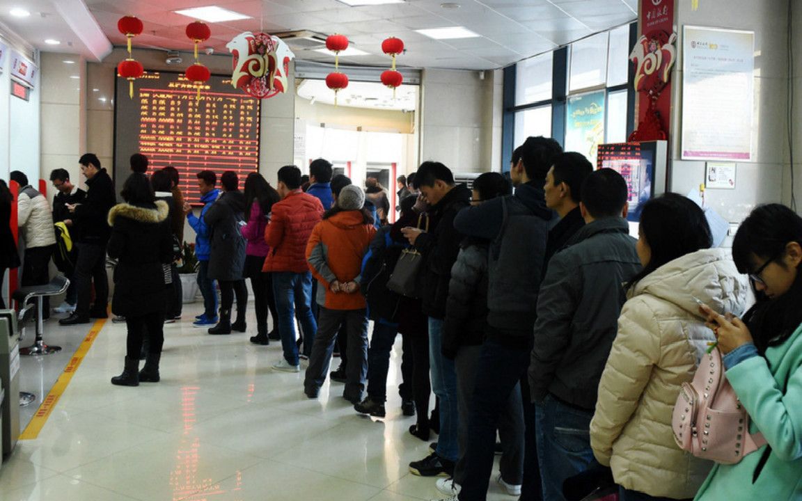 为什么银行柜台不全开,非得让人排队?答案绝没你想的那么简单