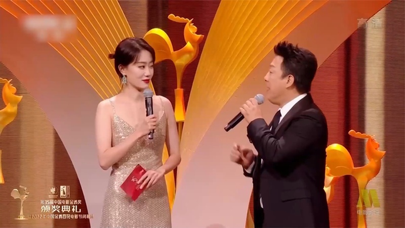 别让黄渤张小斐同台!一言不合就尬舞,台下成龙疯狂鼓掌