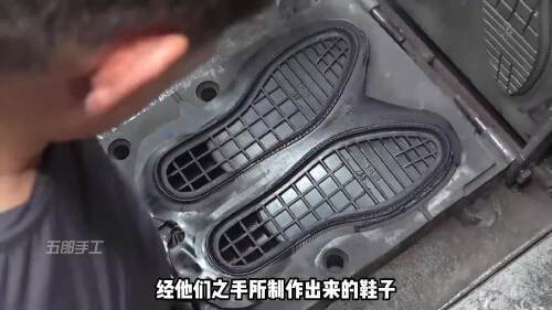 工人取超细纤维皮革料,手工定制精美无比的皮鞋,价值可达五位数