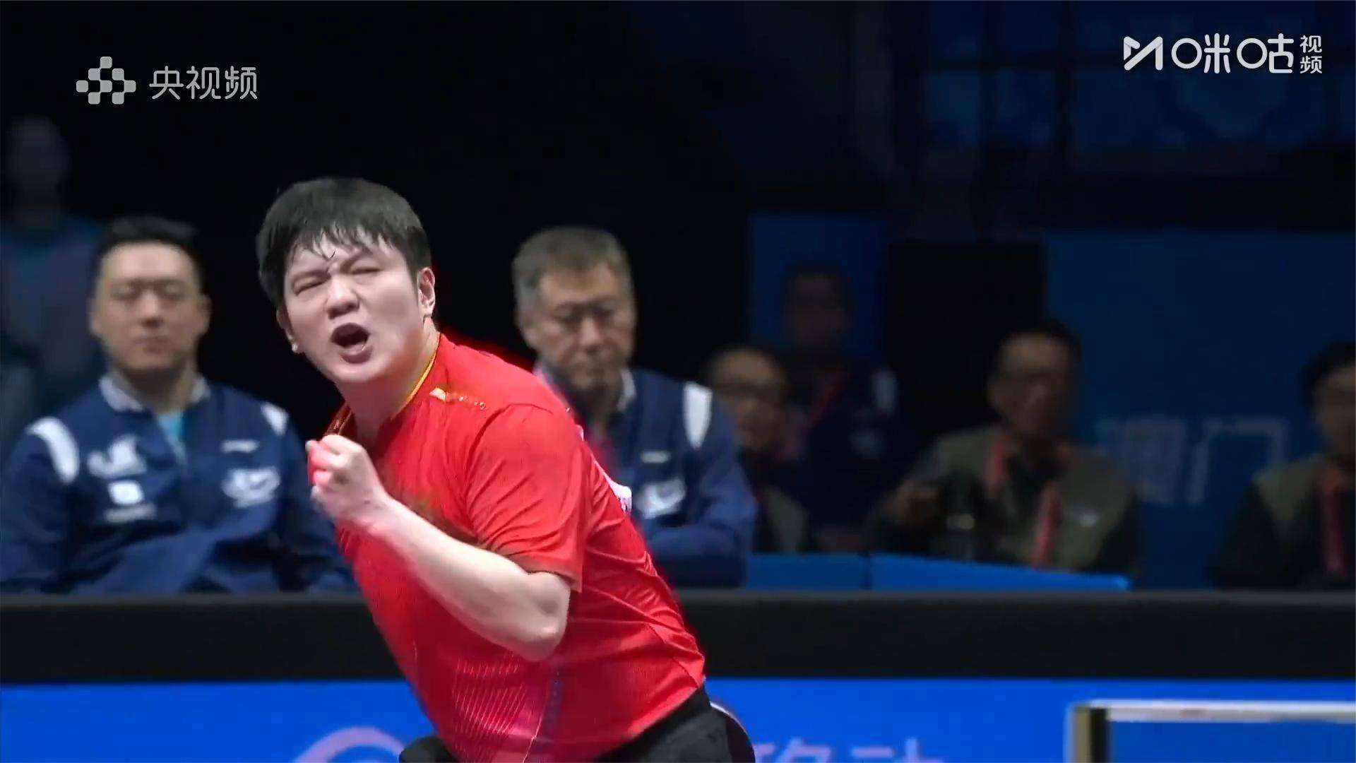 全运会乒乓球男团决赛,全场起立为樊振东王楚钦这一球鼓掌
