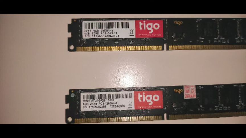 如图所示,上面的是原机的内存条DDR3,1600Hz,4G。2014年出的