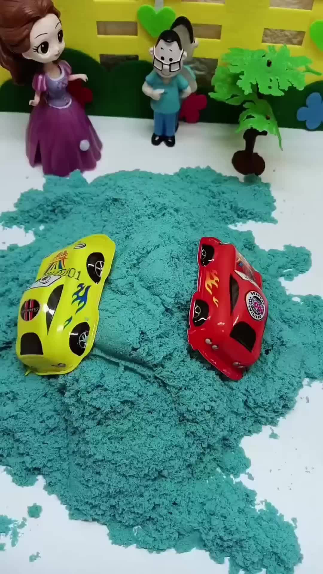 在橡皮泥里的小汽车