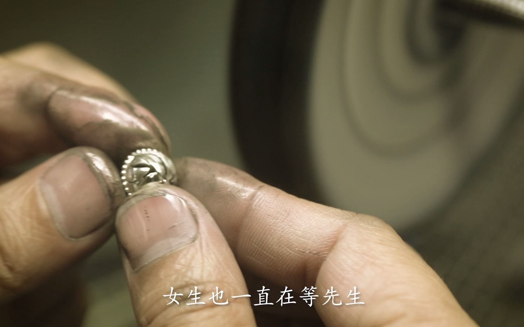 【珠宝手绘+制作】铃铛项链 | 赠尔只铃铛,一步一响,一步,一想。念念不...