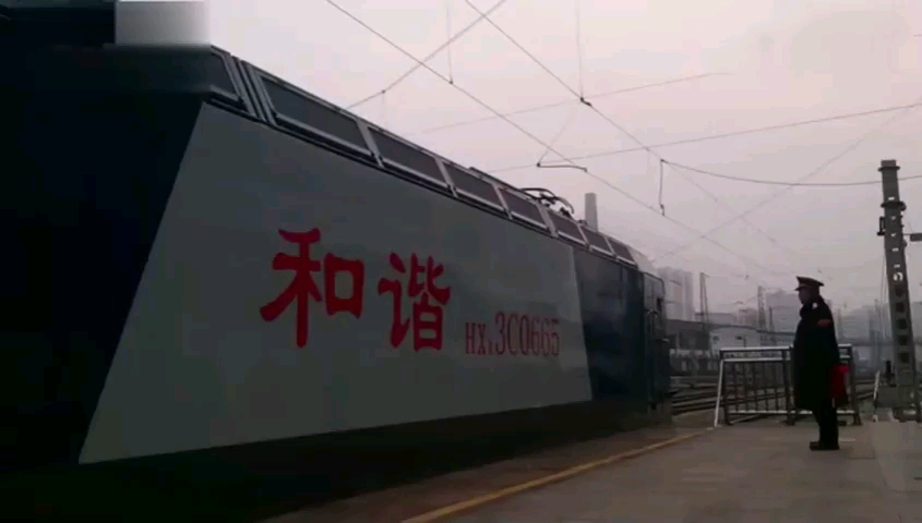 少见的红皮车,挥手告别!k47次列车红皮车出济南火车站