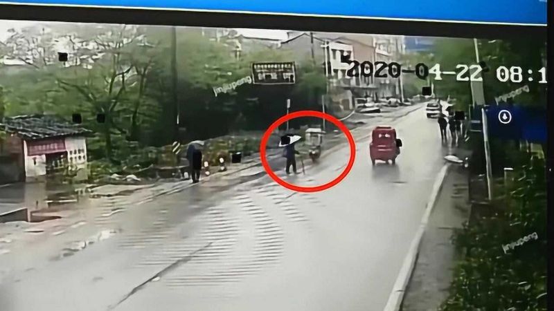 被加装的雨棚挡住视线!电动车雨天与八旬老人发生刮撞