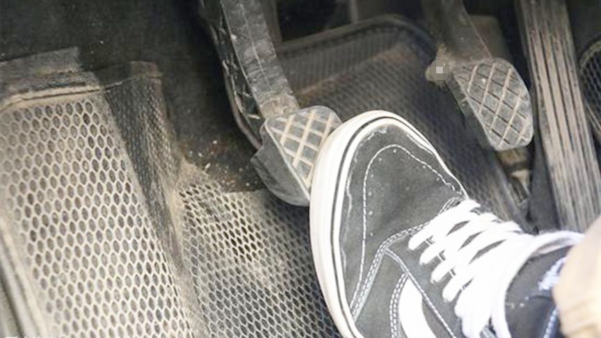 开手动挡,只有这些时候需要踩离合?新手别搞错了,多踩毁车