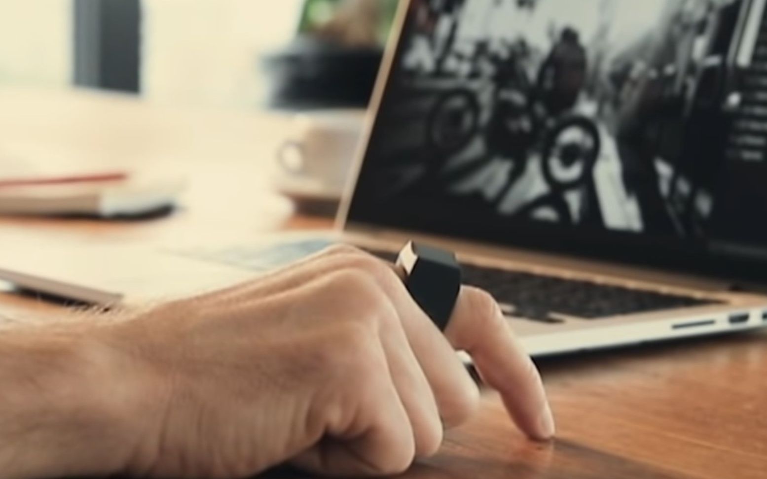 你还在用鼠标?戴上这枚戒指手指就是鼠标,操控更自由灵活