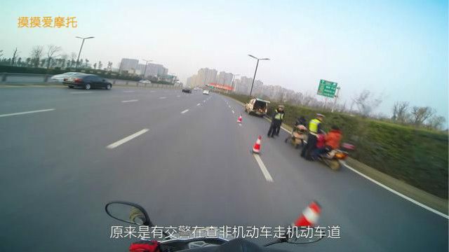 「摸摸骑行记录」电动三轮倒车,原来是交警在剑南大道查非机动车