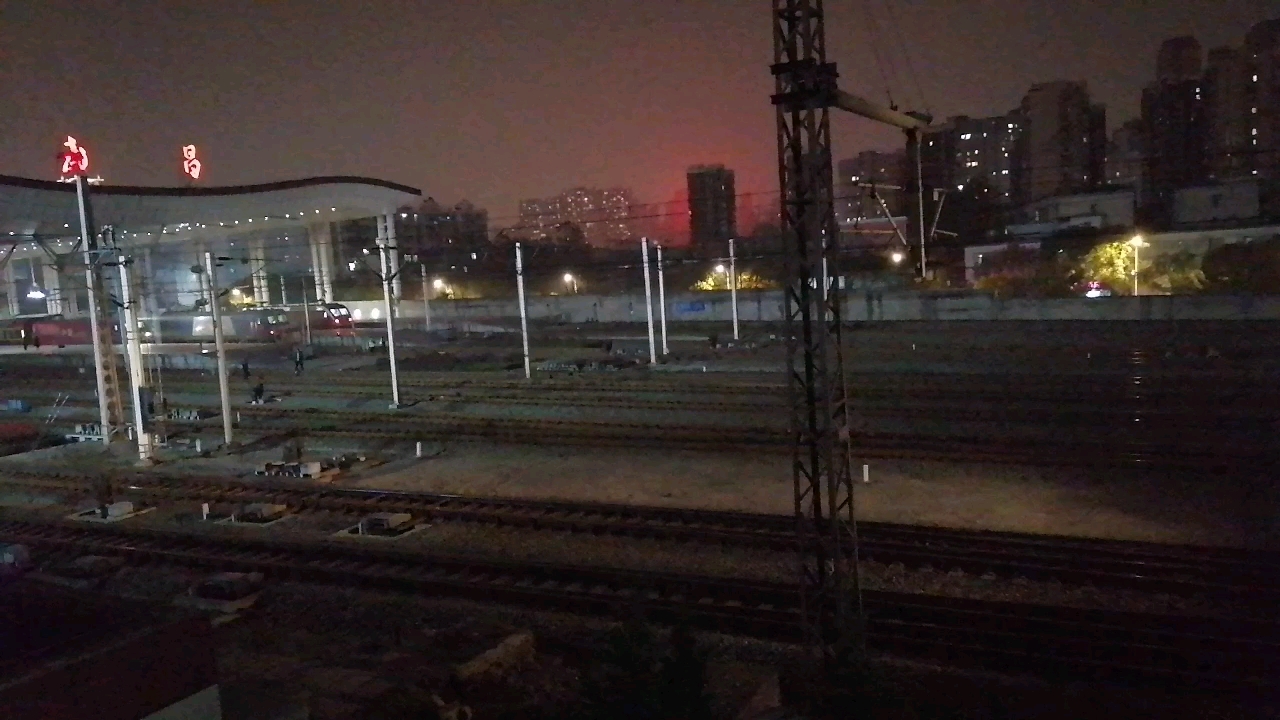 Z202次列车驶入武昌火车站