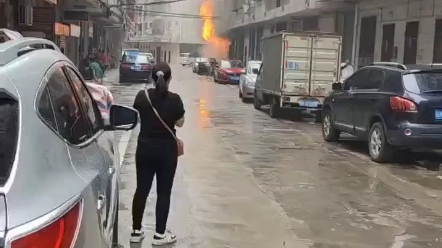 茂名高州忘记关煤气引发火灾,旁边好多煤气罐,相当吓人