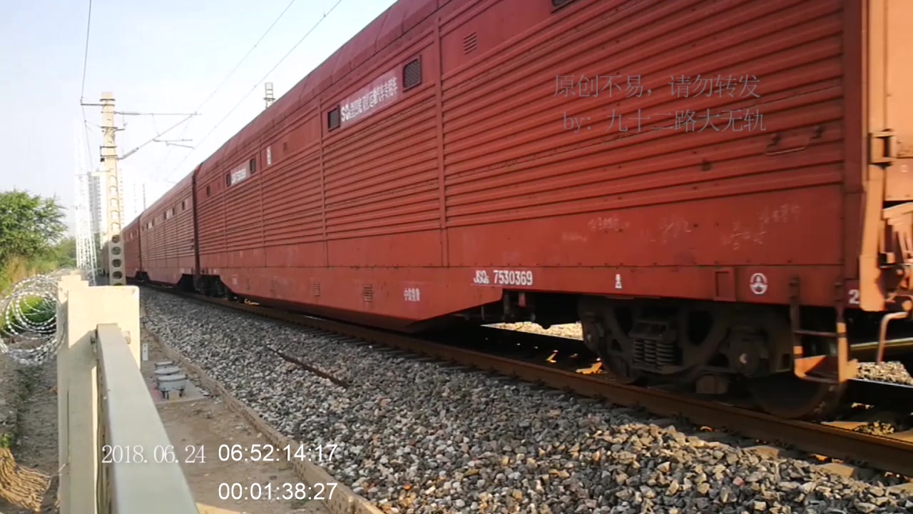 清晨的津山铁道k145公里,整列的JSQ商品汽车运输列车,去往天津站方向