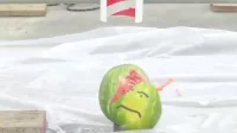 安全帽的保护作用有多大,老外拿西瓜实验,怪不得工地必须佩带