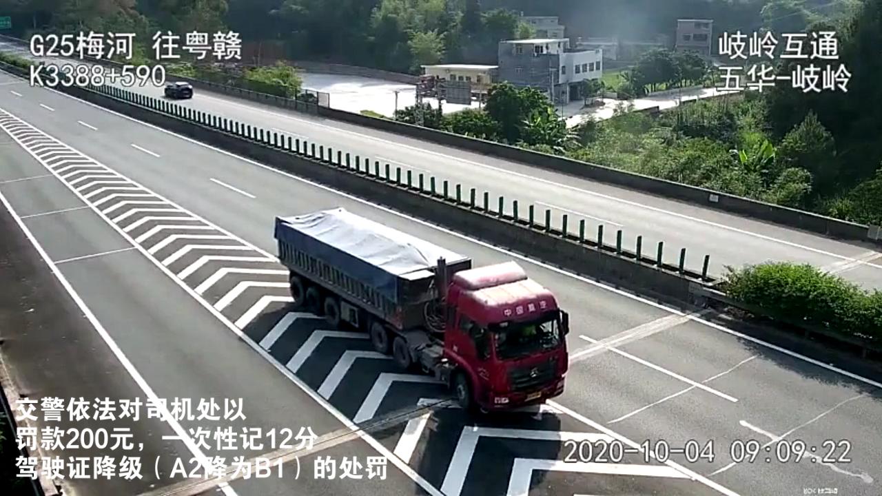 蜜汁操作!重型半挂牵引车高速公路上倒车逆行400米!