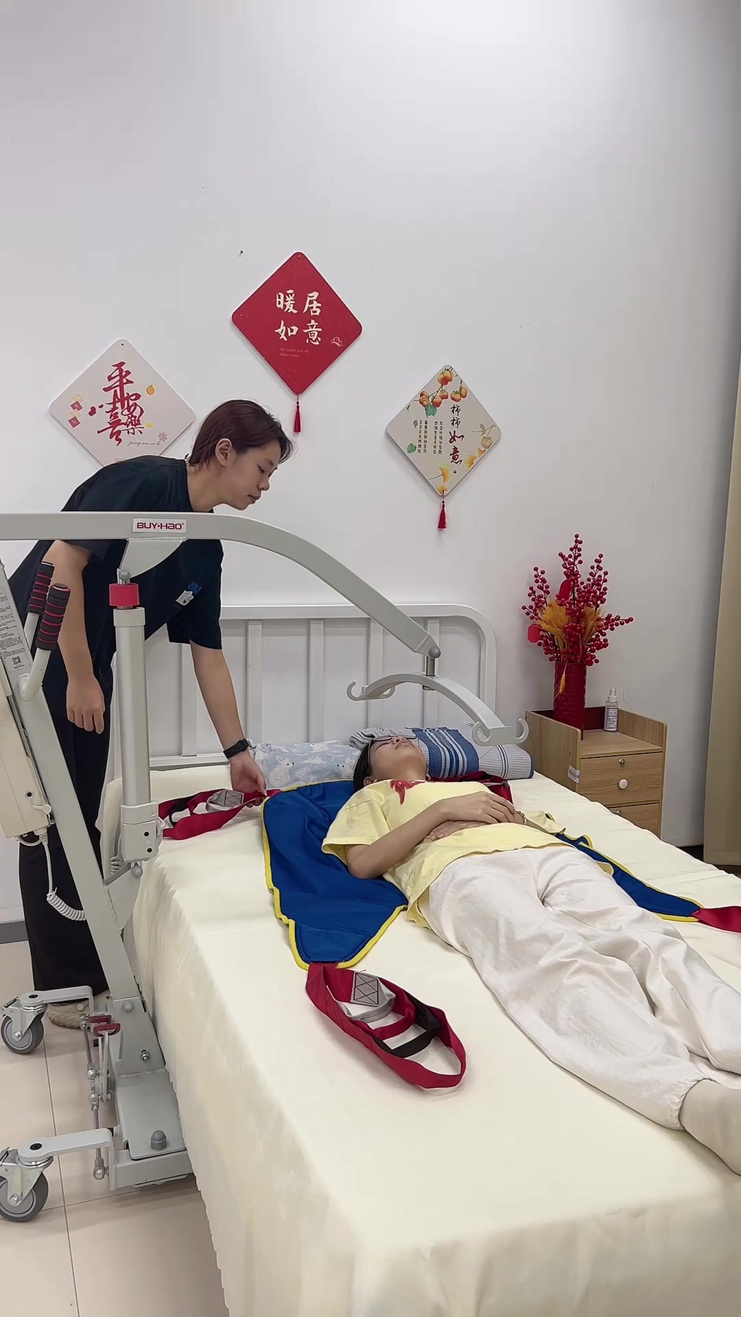 以前把卧床老人从床上移动到轮椅上,每次都累得我腰酸背痛,一个人还...