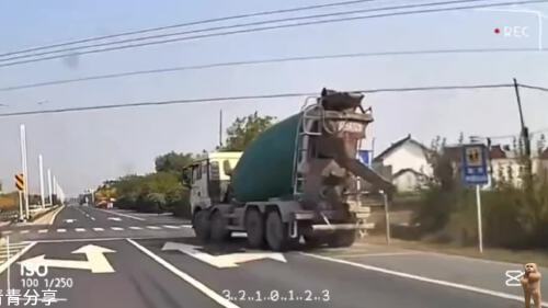 超载大卡车侧翻,路口惊现危险一幕!