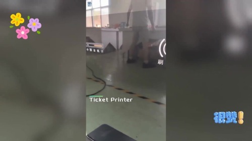 多功能自助终端: 排队、广告、取票一体