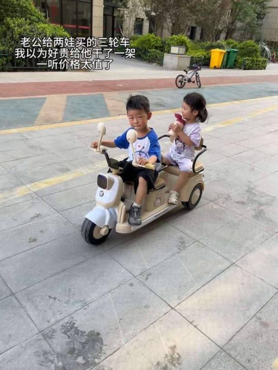 老公给两娃买的电动三轮车,我以为好贵给她干了一架,一听价格太值了,...