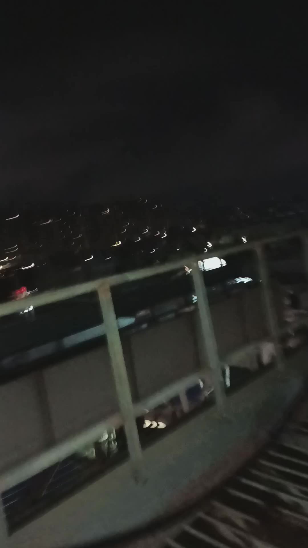 ...安全隐患 屋面没生命线,下面没防坠网,40多个人,高全带没有高挂低用,...