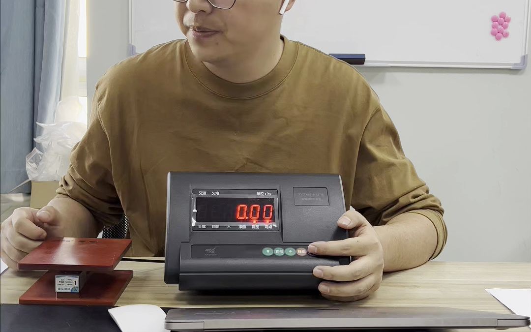 公司技术工程师介绍了耀华XK3190-A12称重仪表的基本参数和特点,...