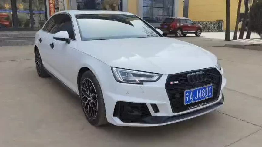 新到18年奥迪A4,2.0T原版原漆,电动座椅,换挡拨片,天窗