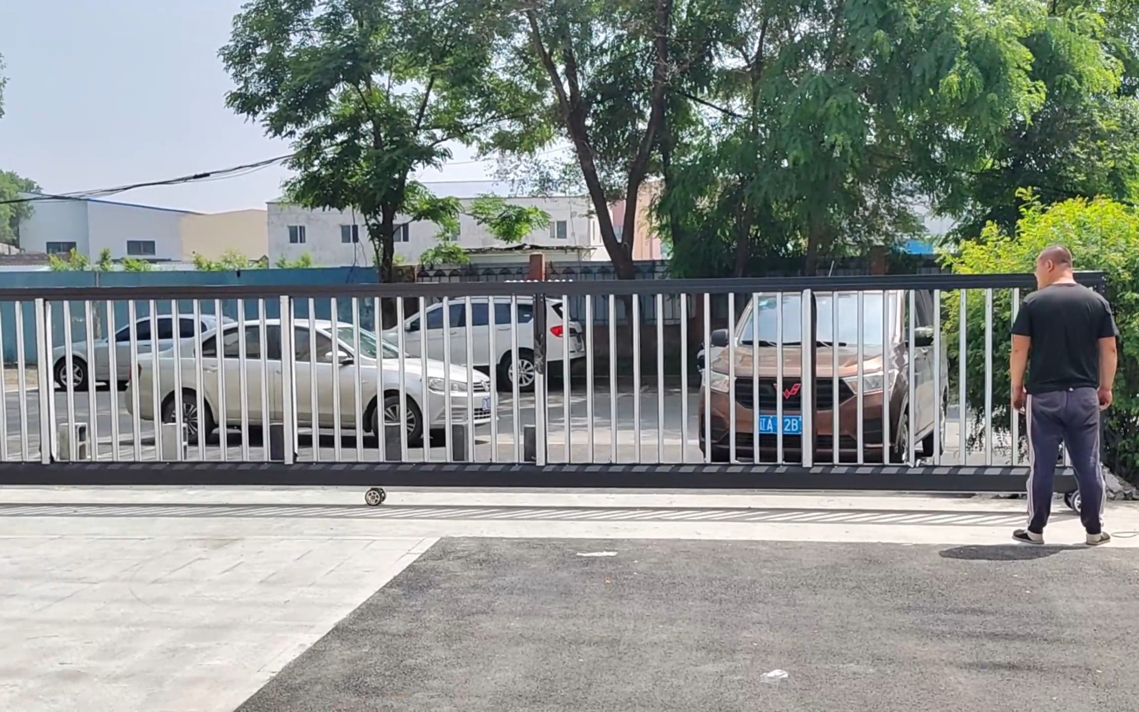 今天来看看电动平移门安装现场案例